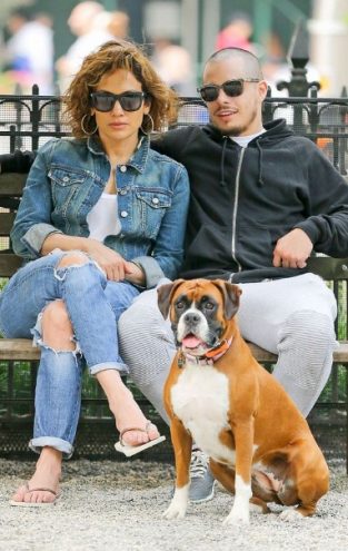 13 Celebrities Who Are Major Boxer Dog Lovers - BuzzSharer.com